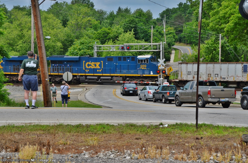 CSX 989 looks back over the ballast train.